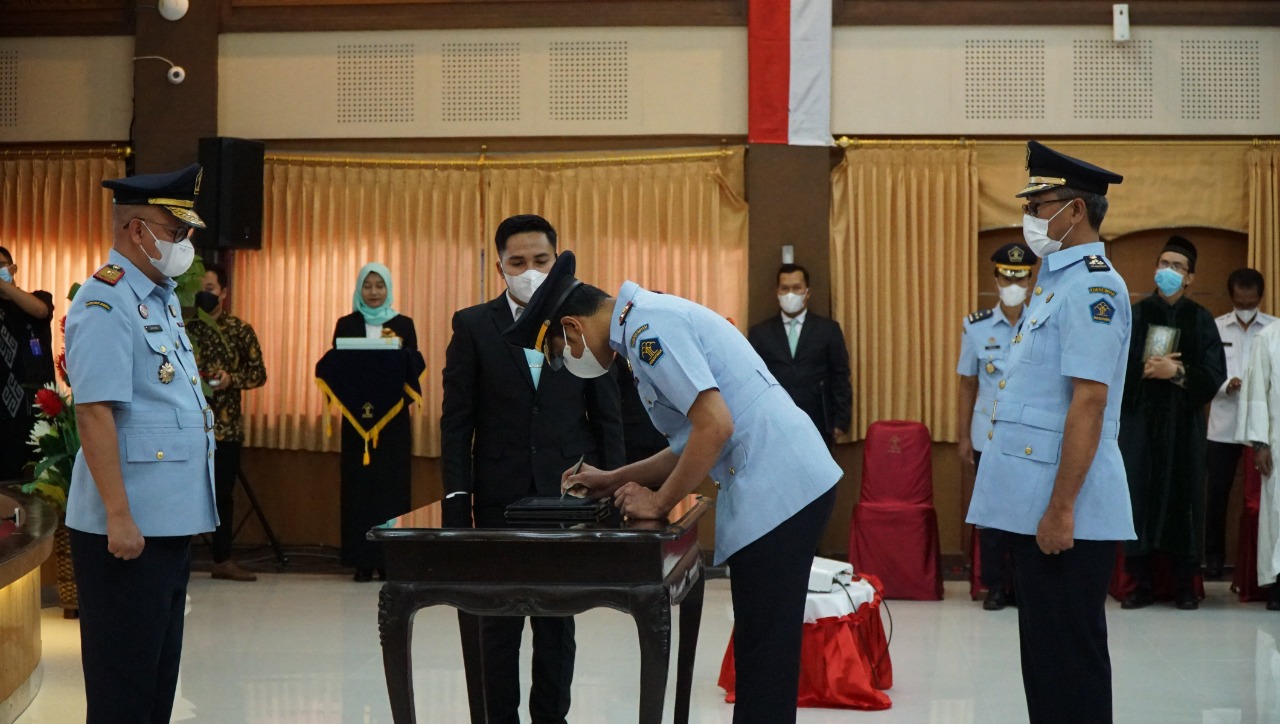 Lantik Pejabat Administrasi dan Notaris, Kakanwil Tekankan Kedisiplinan dan Profesionalitas