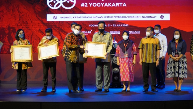 Menkumham Serahkan Sertifikat Merek-Pencatatan Ciptaan ke Seniman hingga UMKM di DIY